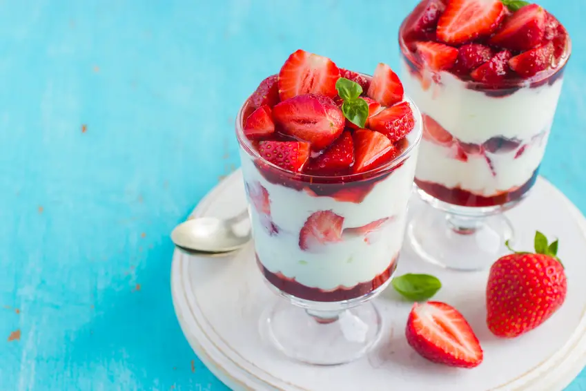 Délice en verrine : fraises et yaourt - Cuisine Momix